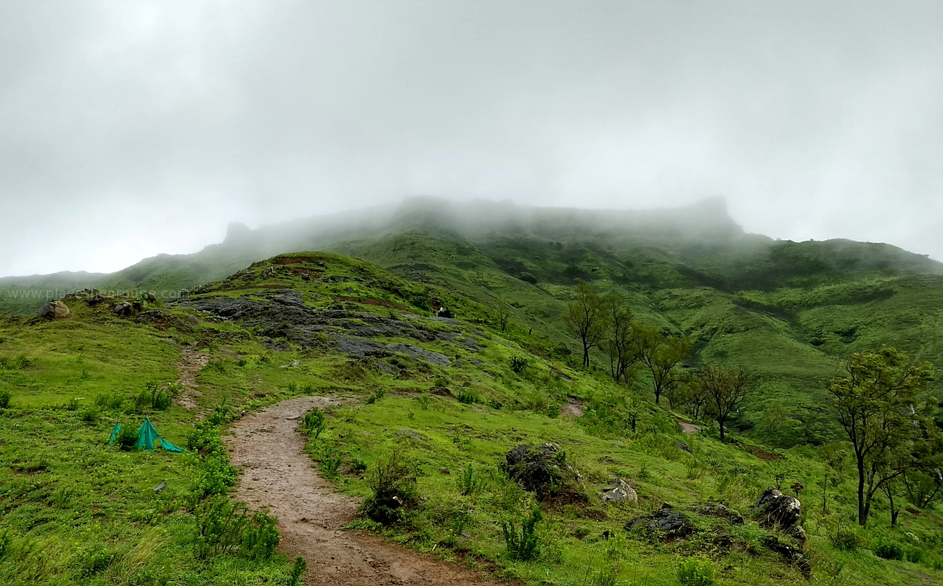 Trek to Rohida Fort – the windy fort – Places near Pune and Mumbai