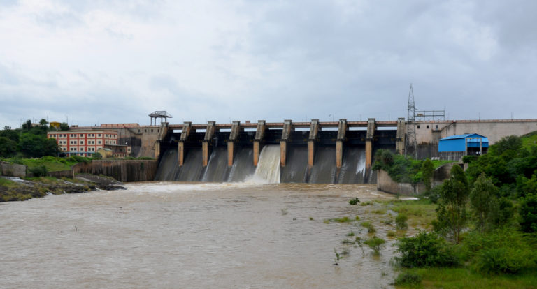 A super scenic road trip to Veer Dam – Places near Pune and Mumbai