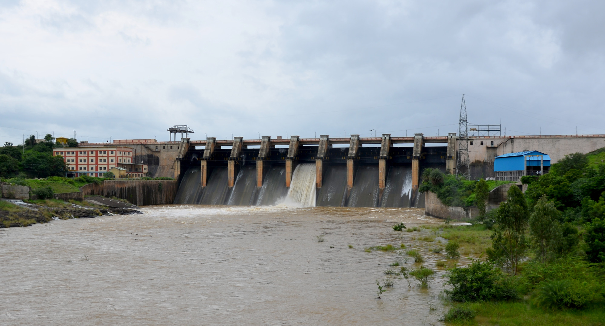 A super scenic road trip to Veer Dam – Places near Pune and Mumbai