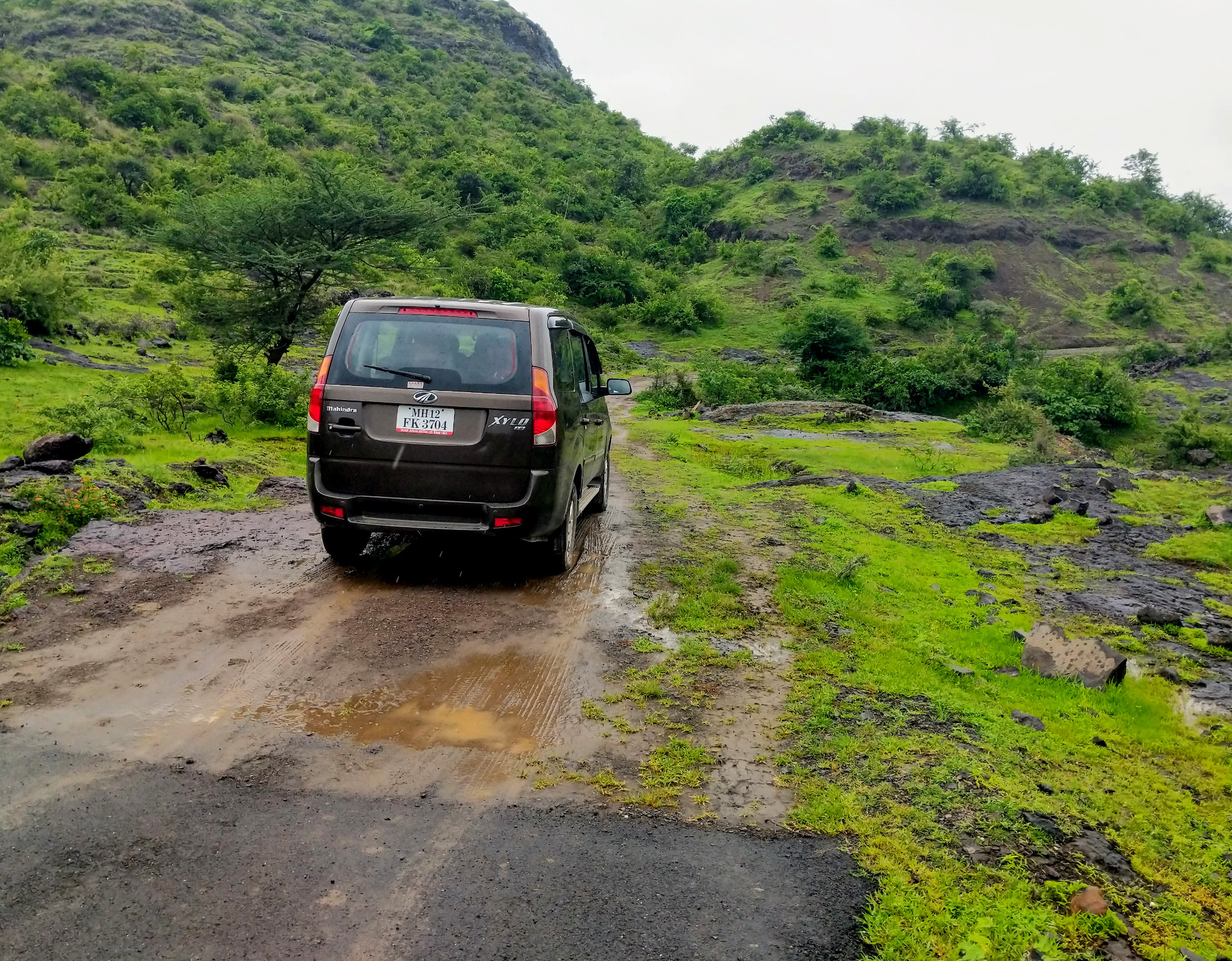 A super scenic road trip to Veer Dam – Places near Pune and Mumbai