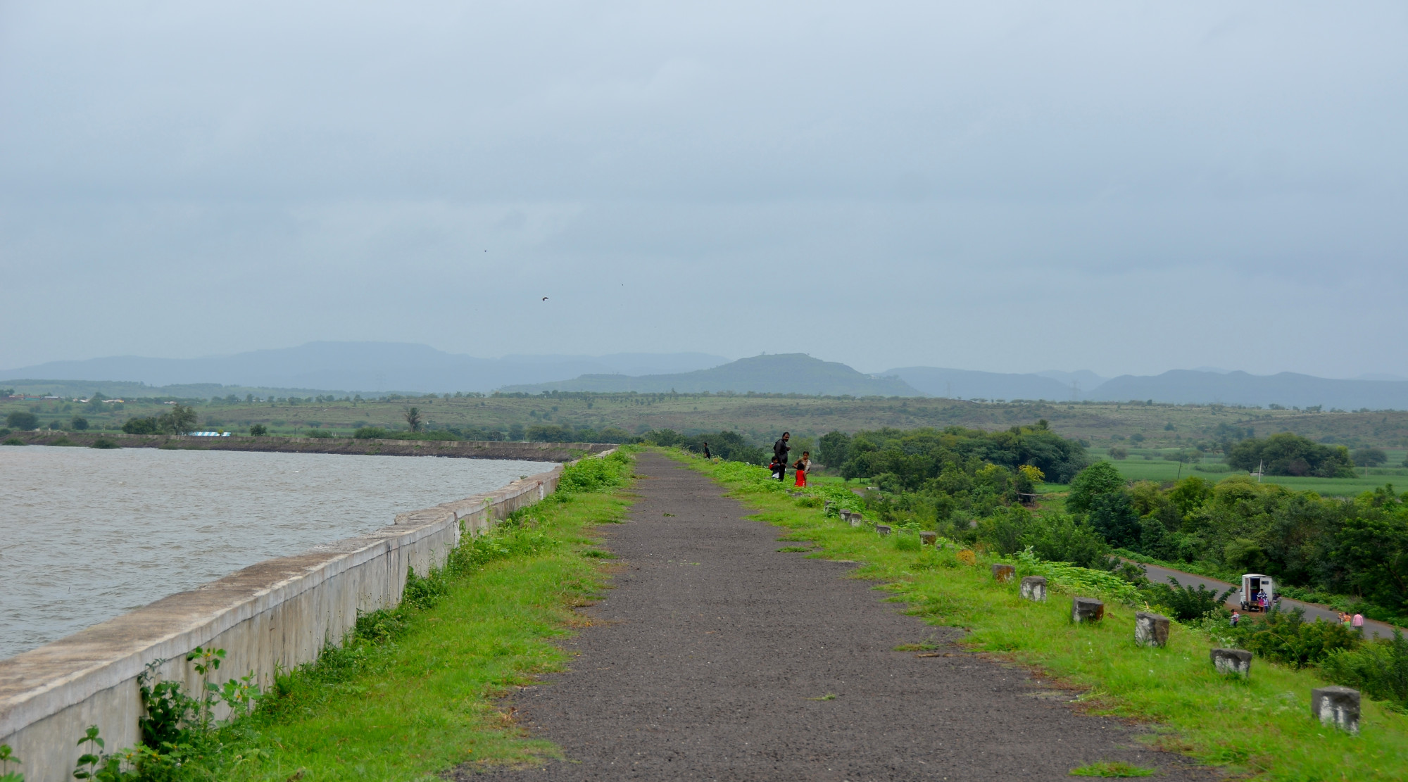 A super scenic road trip to Veer Dam – Places near Pune and Mumbai