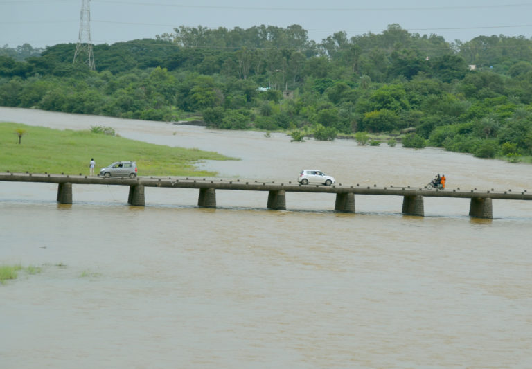 A super scenic road trip to Veer Dam – Places near Pune and Mumbai